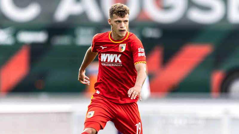Fellhauer nach Kopftreffer mit Trage vom Platz